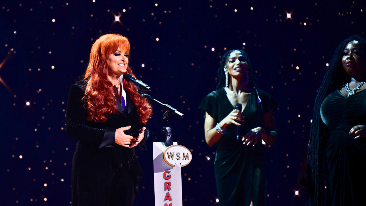 Wynonna Judd Performs A Song She Used To Sing With Naomi For "Christmas ...