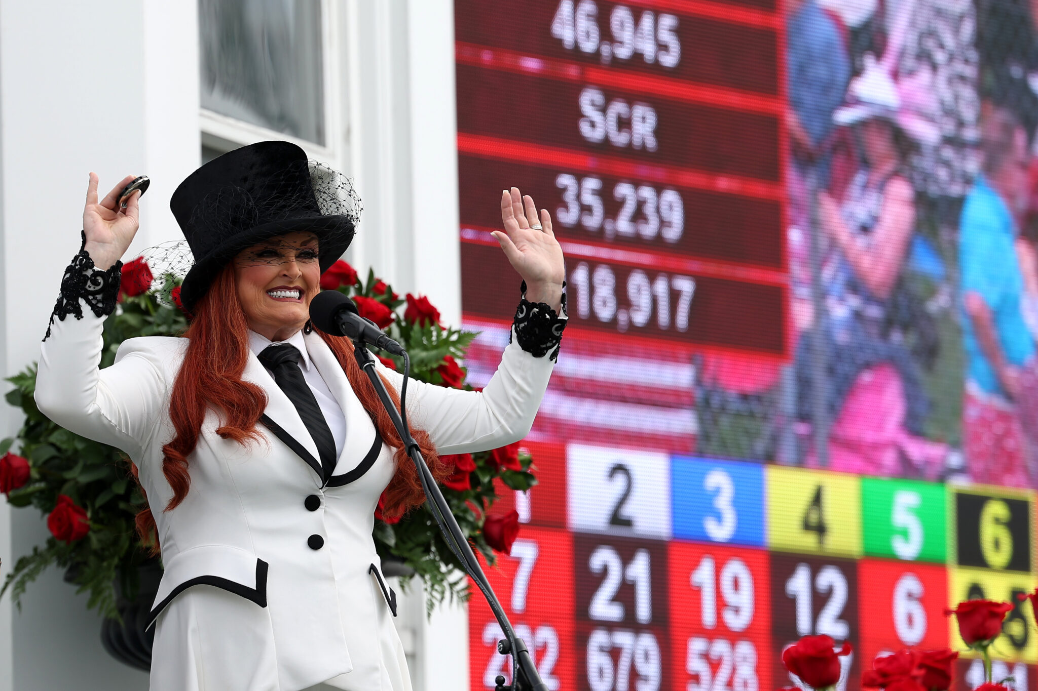 Wynonna Judd & Emmy Russell Hold Hands While Singing "Coal Miner's ...