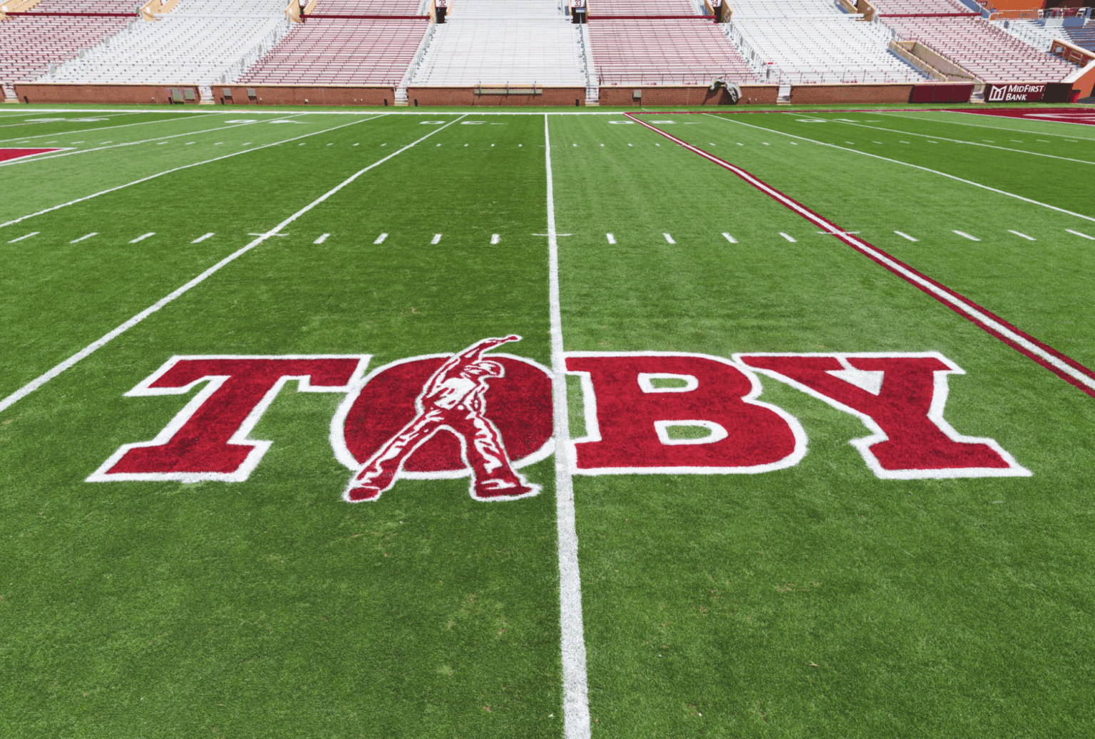 Former OU Football Coach Gets Emotional During Toby Keith Tribute