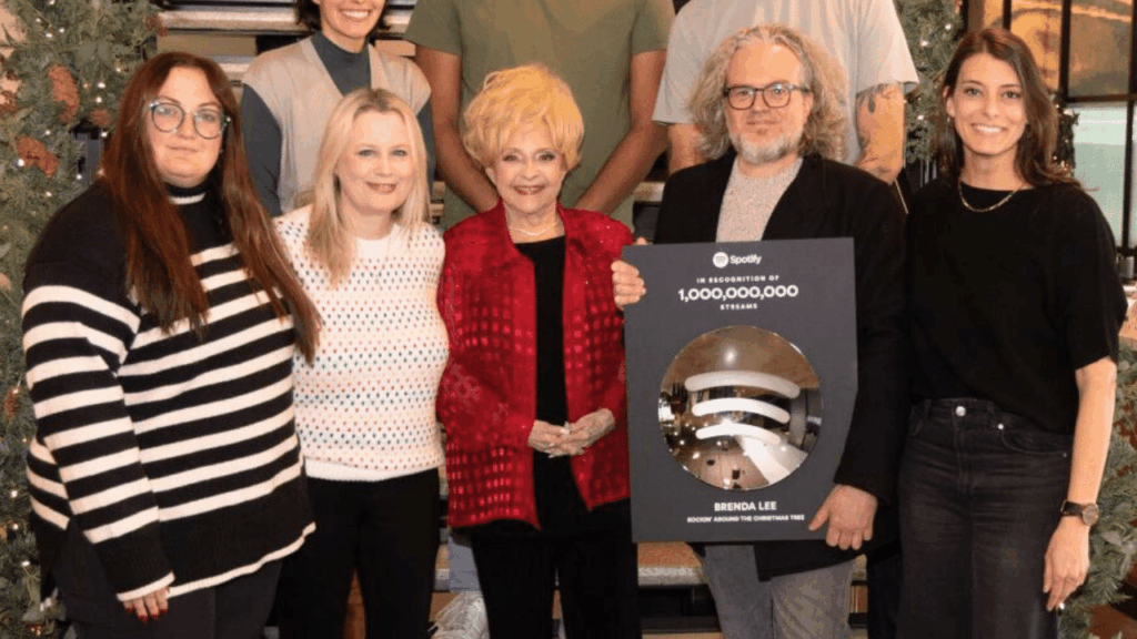 Reba Remembers Her Late Mother In Emotional Video For "Seven Minutes In ...